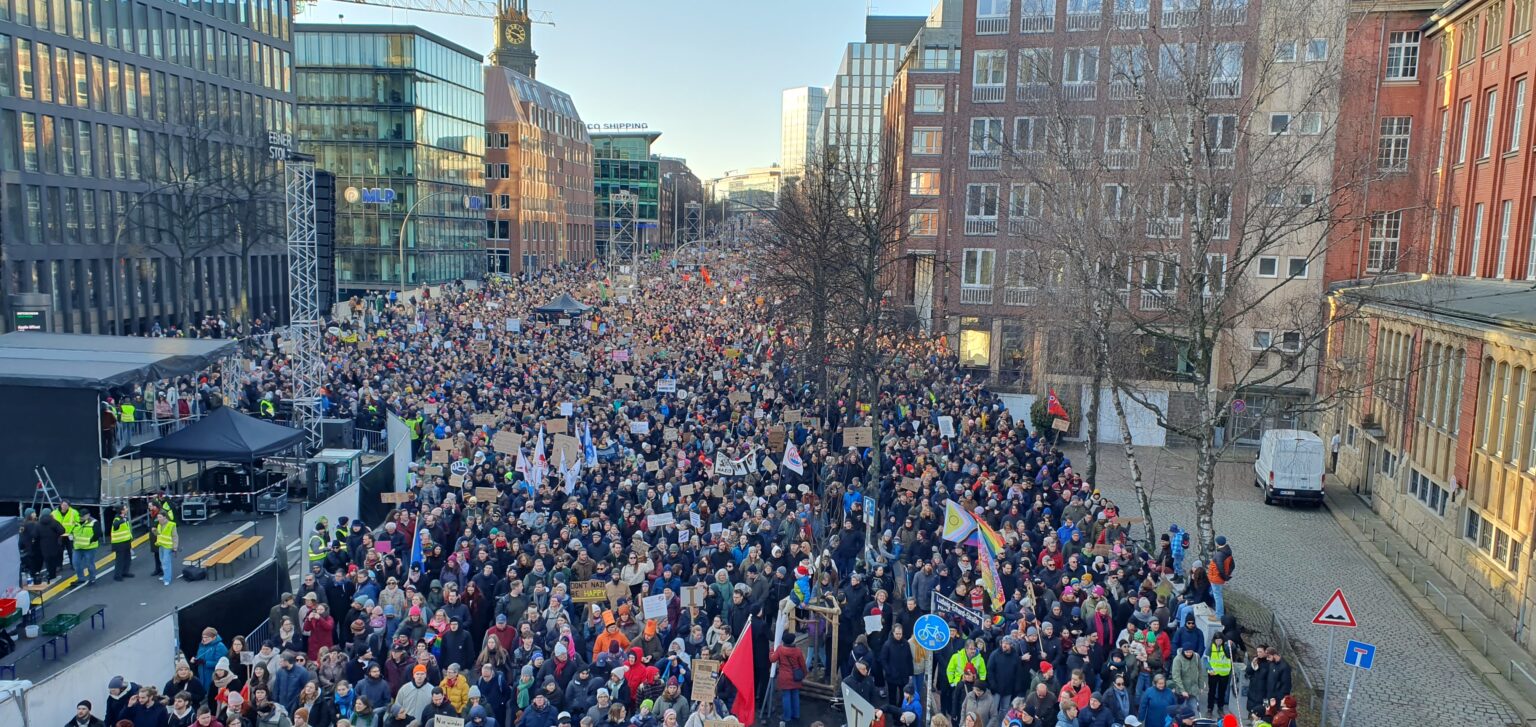 ZEIT: Zehntausende demonstrieren in Hamburg erneut gegen Rechtsextremismus